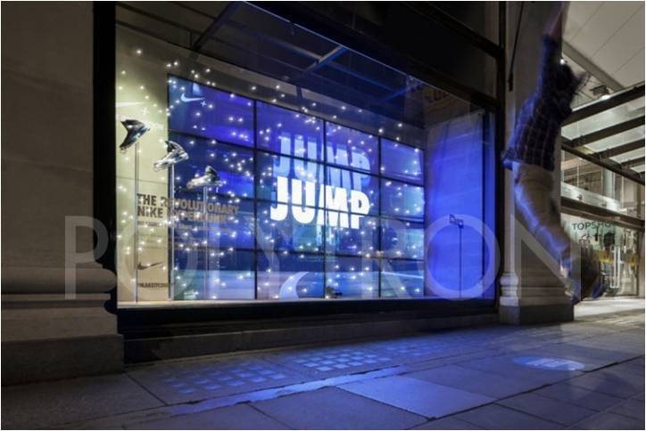 LED光源玻璃 PolyMagic™利用透明線路技術，讓玻璃中的LED導電，呈現透明的玻璃招牌。